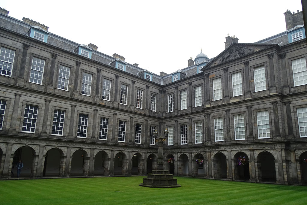 Visiting Royalty at the Palace of Holyroodhouse Edinburgh – You need to ...