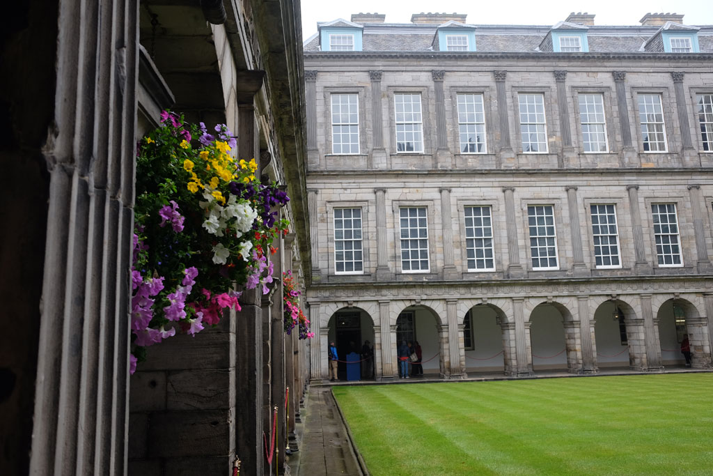 Visiting Royalty at the Palace of Holyroodhouse Edinburgh – You need to ...